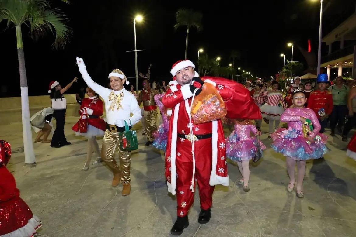 Desfile Navideño llena de alegría y tradición las calles de Progreso