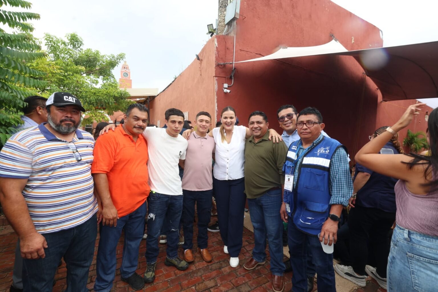 Erik Rihani refuerza fumigación para proteger la salud de las familias